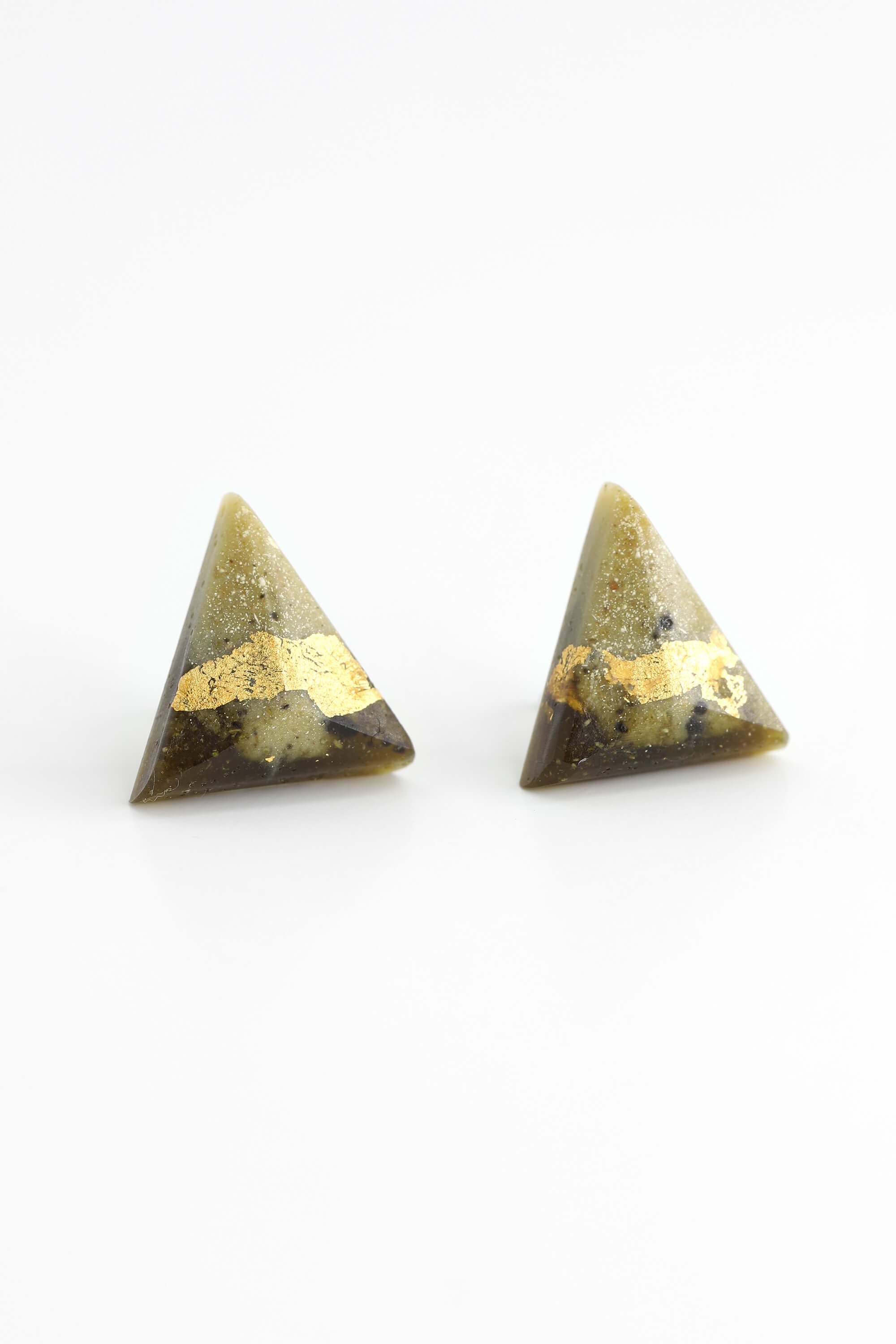 Triangle colored studs made in France - Pyramide – Bijoux Pépine